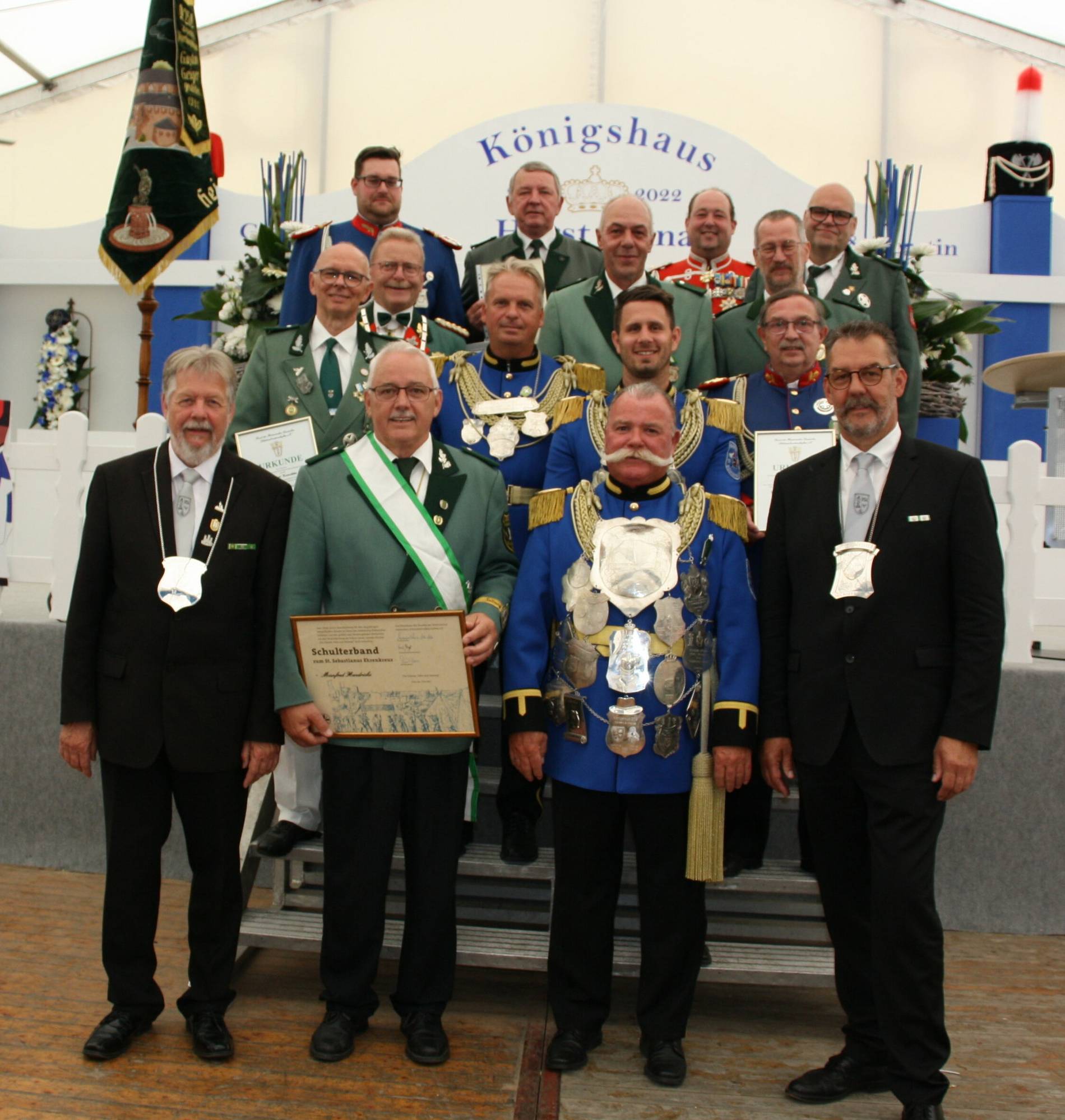 St. Sebastianus Schützen Schiefbahn erhalten das Schulterband.