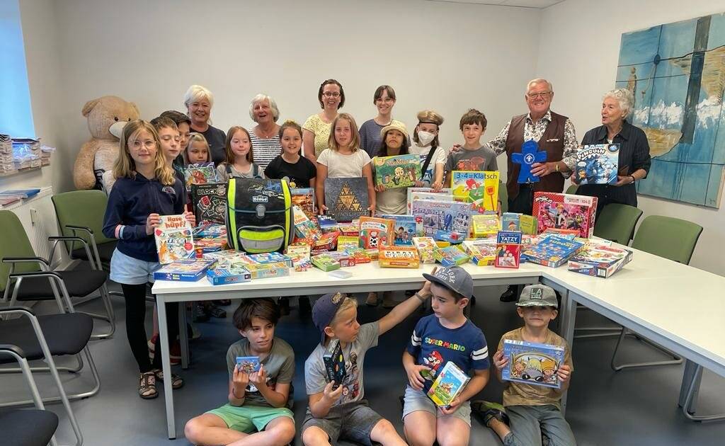 OGS-Kinder Albert-Schweitzer-Schule überreichen dem Kinderschutzbund.