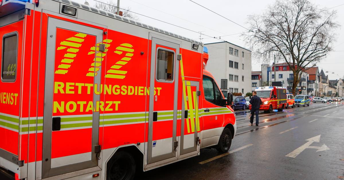 Alte Krefelder Straße: Rollerfahrer nach Unfall lebensgefährlich verletzt