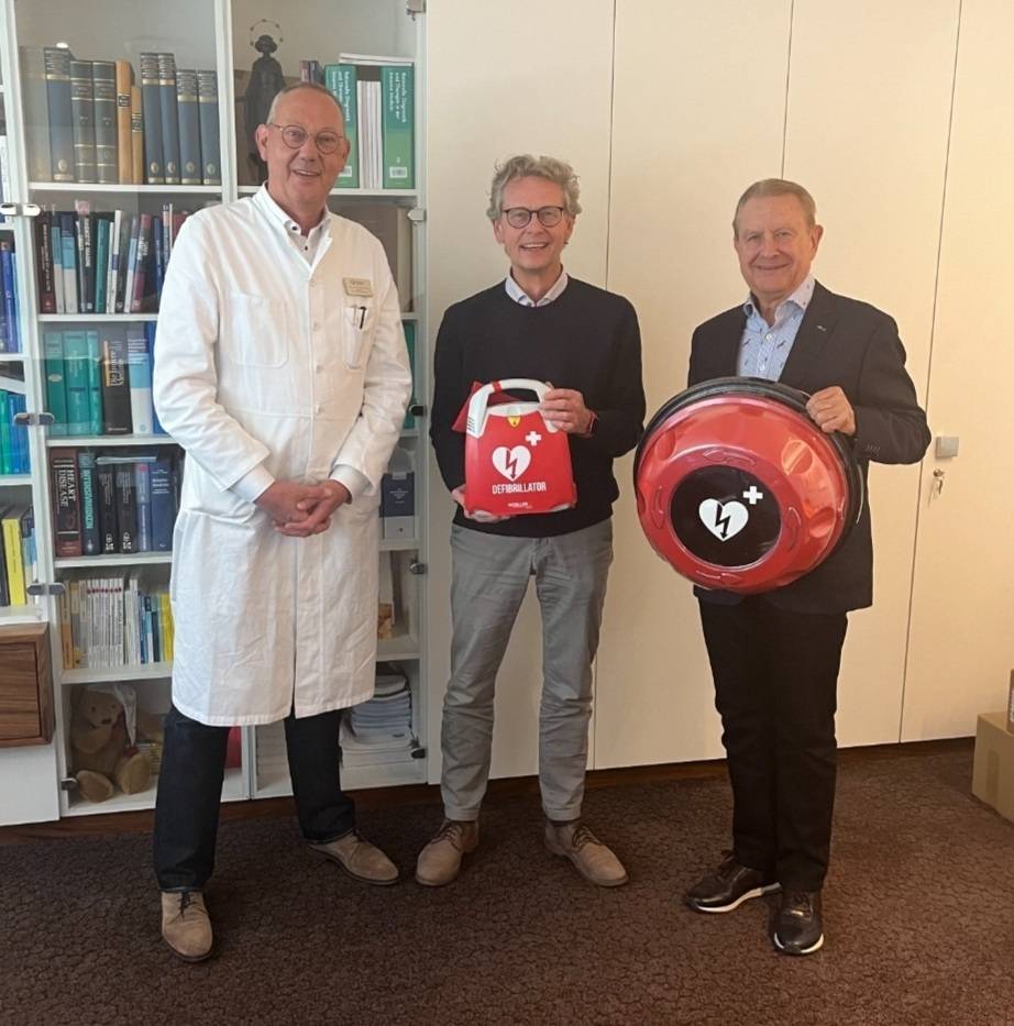 Herzsicheres Moers: Lions übergeben den 20. Defibrillator