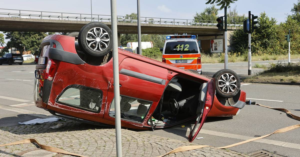 Pkw landet nach Unfall auf dem Dach