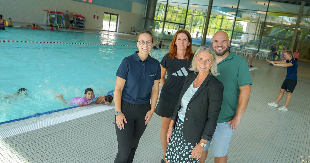 Schwimmassistenzen unterstützen Lehrer bei Schwimmunterricht