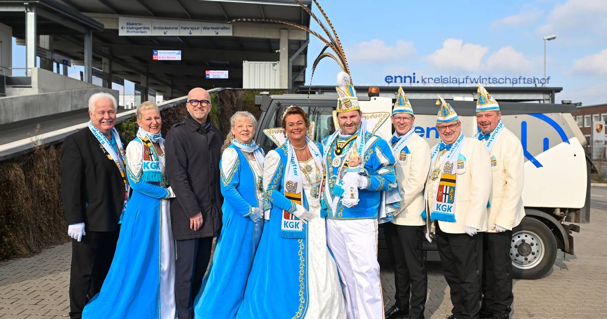 Elsa I. und Pascal I. verteilen Bützchen und Orden