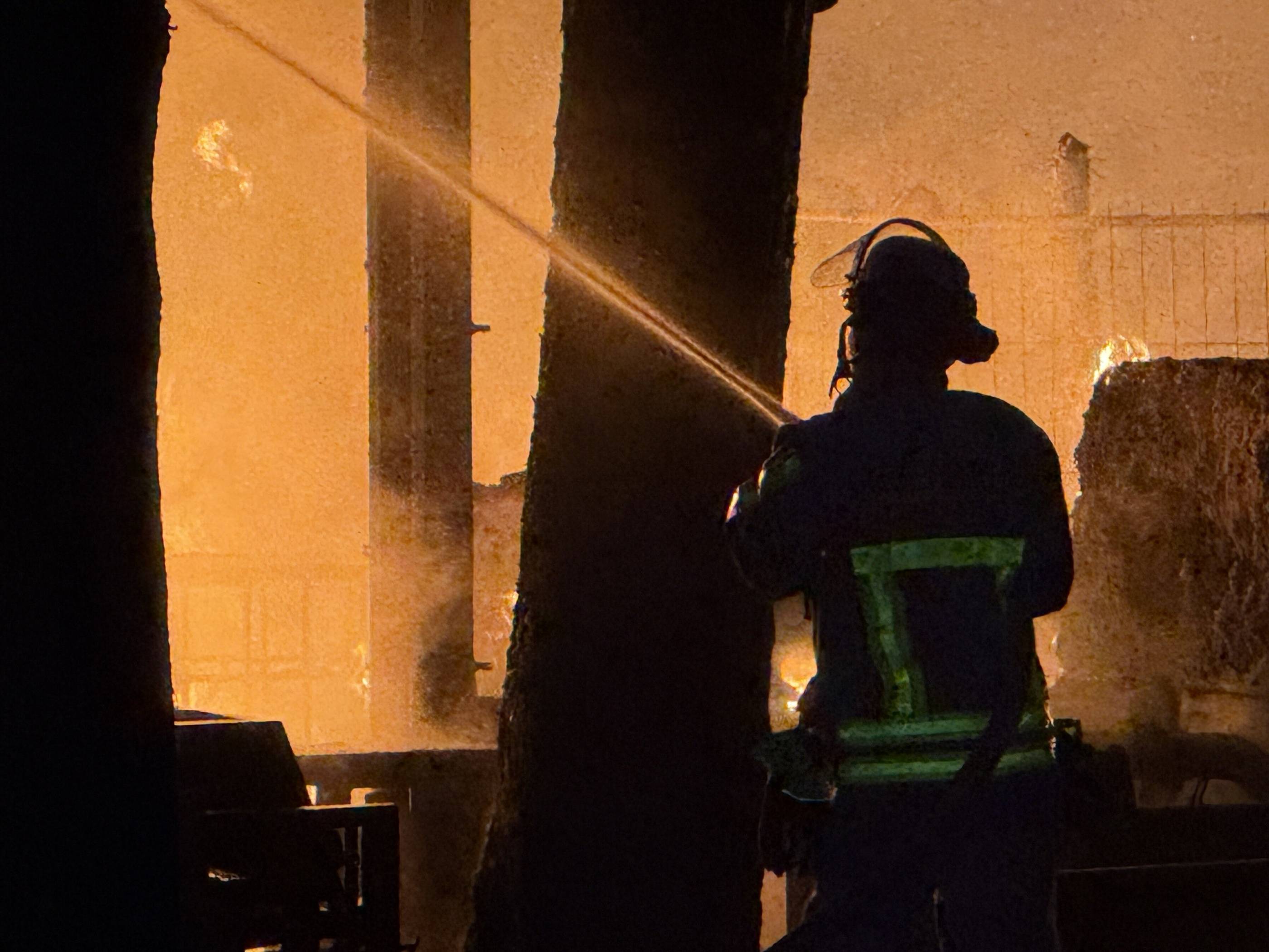 Krefelder Rennbahn: Scheune steht in Flammen