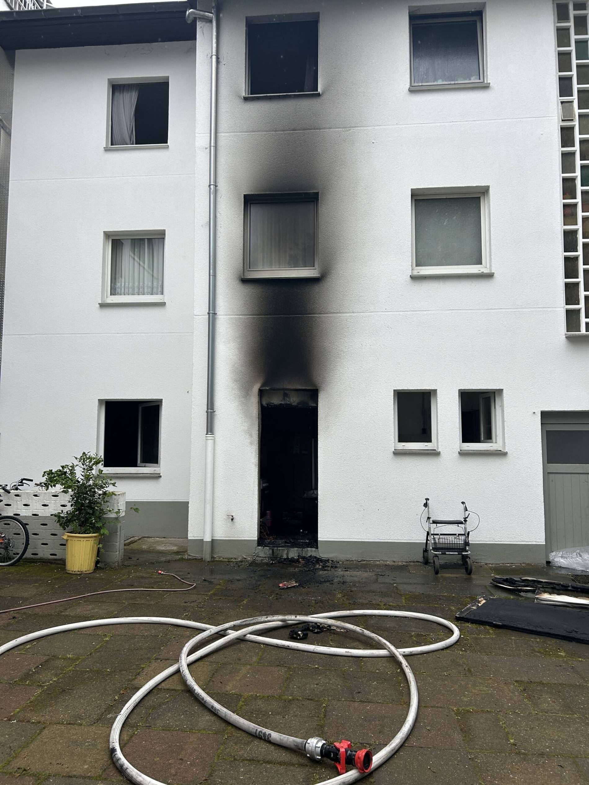 Brand in Wohn- und Geschäftshaus - Person über Drehleiter in Sicherheit gebracht