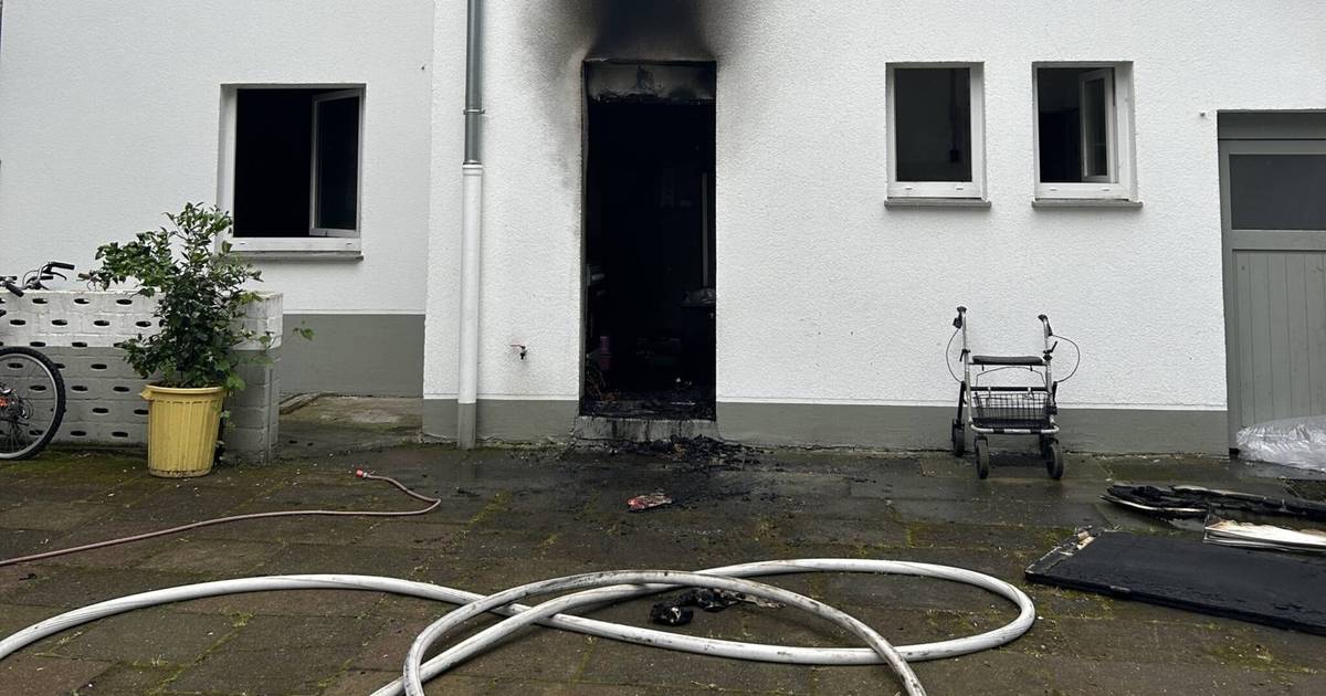 Brand in Wohn- und Geschäftshaus - Person über Drehleiter in Sicherheit gebracht