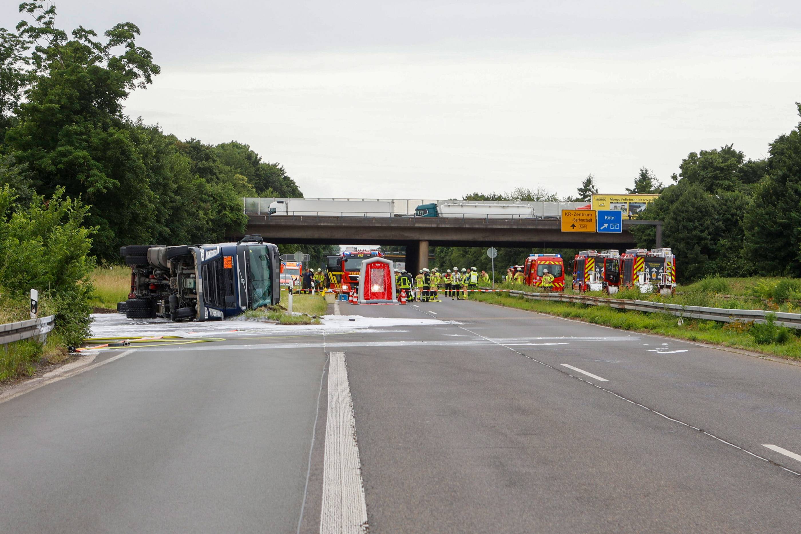 Gefahrgut-Lkw in der Abfahrt A57 umgekippt