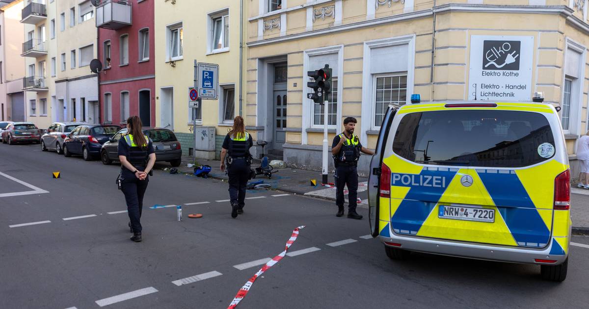 Auto erfasst fünf Menschen - Fahrer begeht Fahrerflucht
