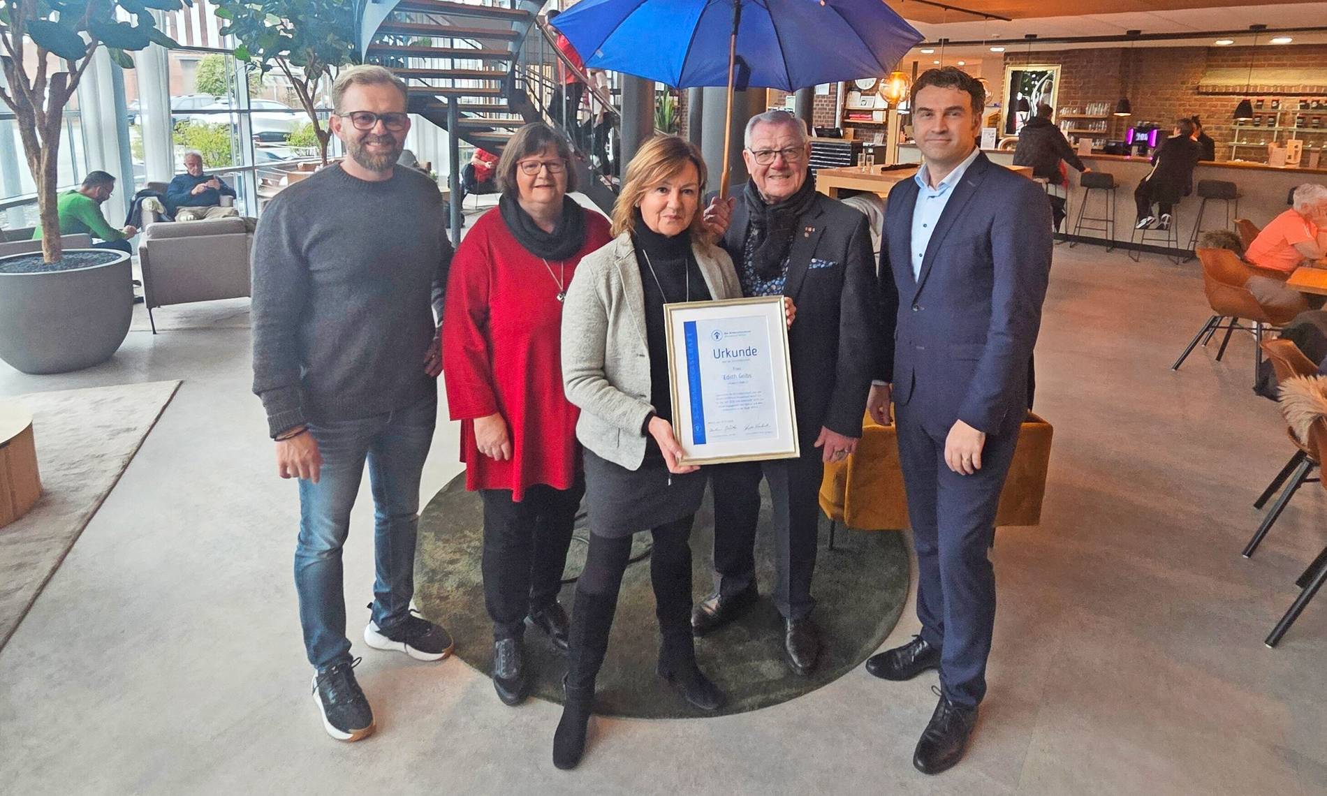 Kinderschutzbund übergibt Urkunde an Edith Gribs, Halle 22